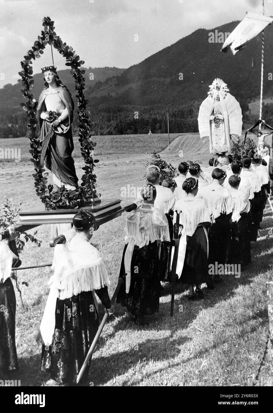 VIEW GIRLS CARRY STATUE VIRGIN MARY AT CORPUS CHRISTI DAY BAVARIA ; 25 ...