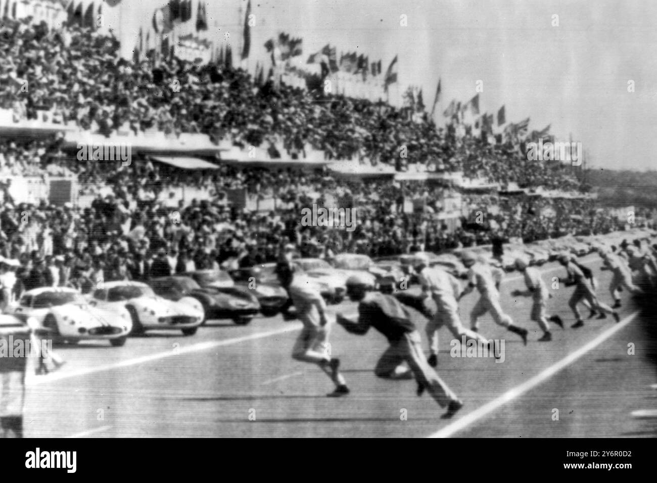 MOTOR CAR LE MANS DRIVERS RACE ACROSS TRACK START ; 23 JUNE 1962 Stock ...