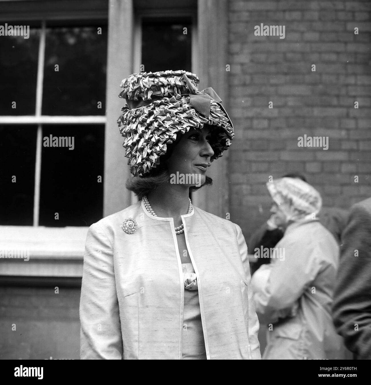 HORSE RACING ROYAL ASCOT POPPY LEWIS TWISTS HAT ; 20 JUNE 1962 Stock ...