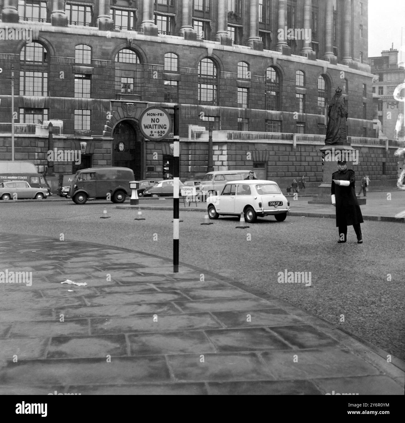 TRAFFIC SURVEY IN LONDON ; 20 JUNE 1962 Stock Photo - Alamy