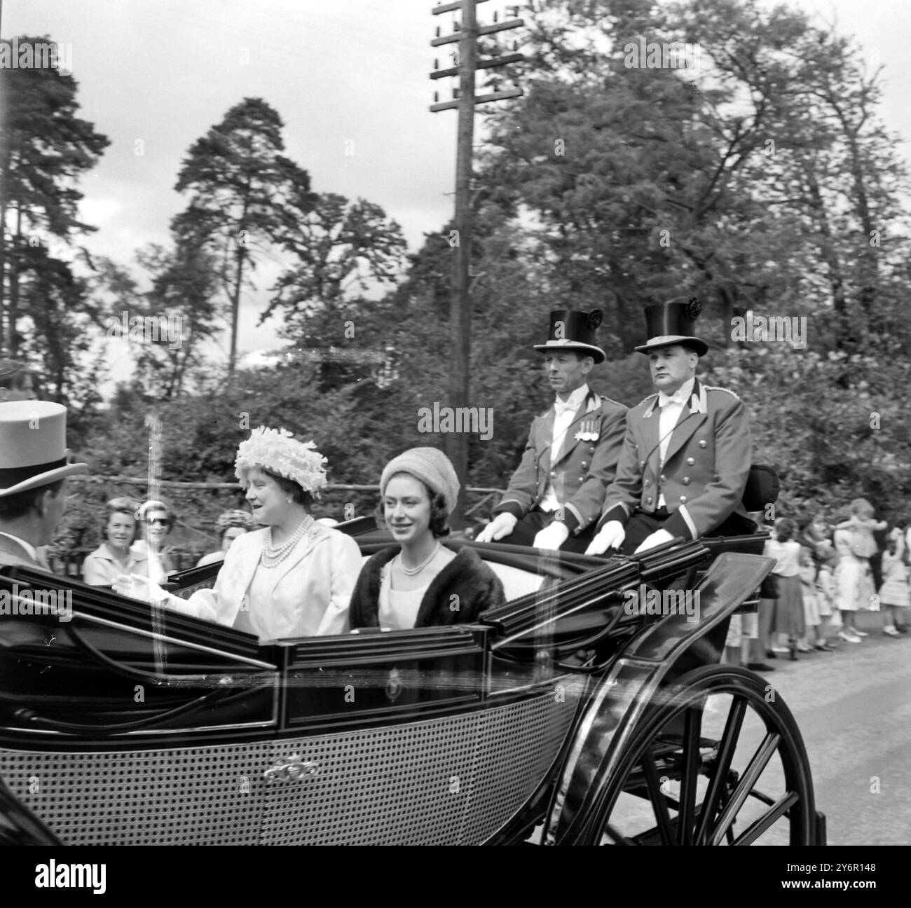 HORSE RACING ROYAL ASCOT QUEEN MUM & PRINCESS MARGARET OPEN LANDAU ; 19 ...