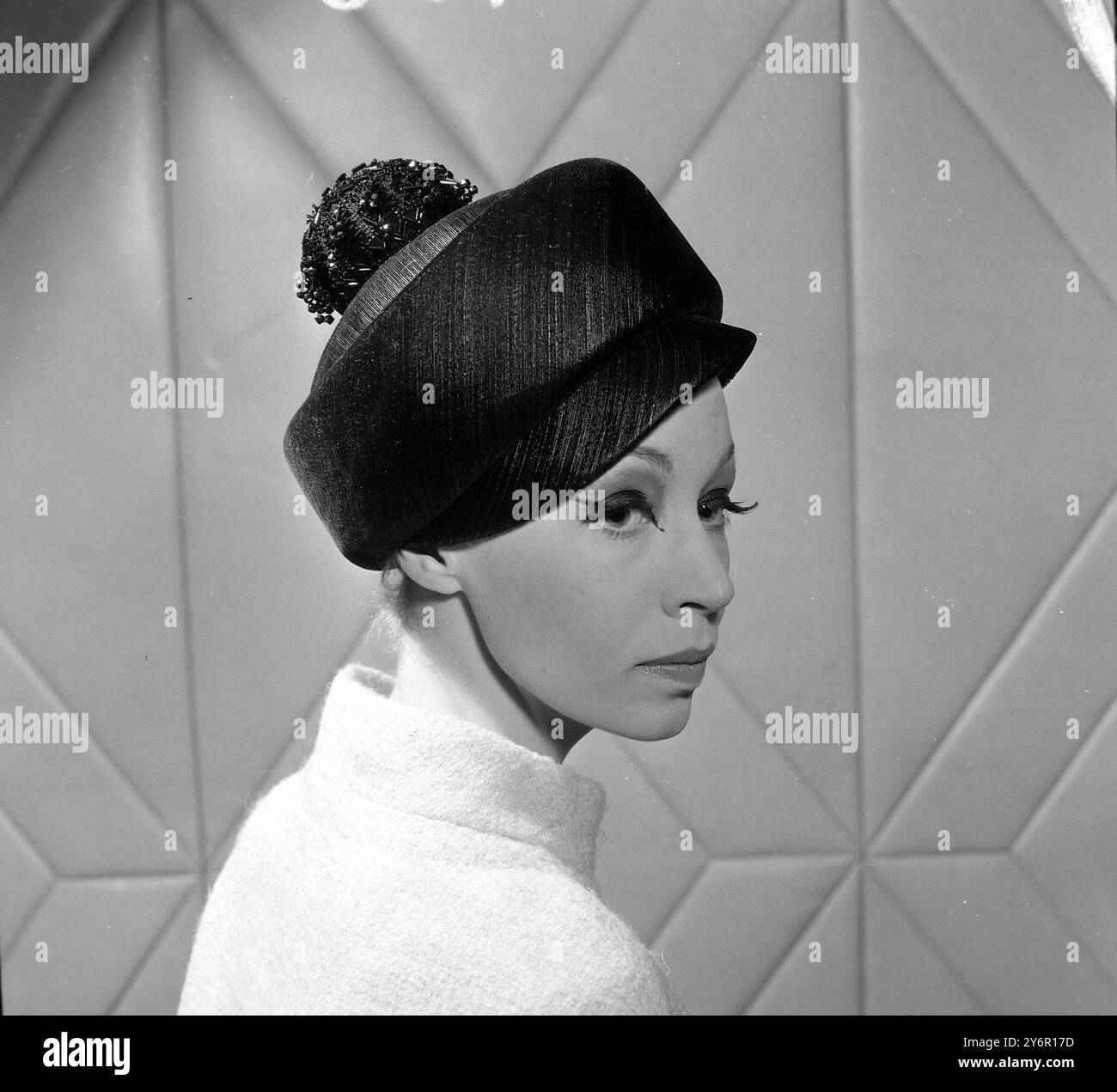 HUTTON KAY MODELS HAT / ; 18 JUNE 1962 Stock Photo - Alamy
