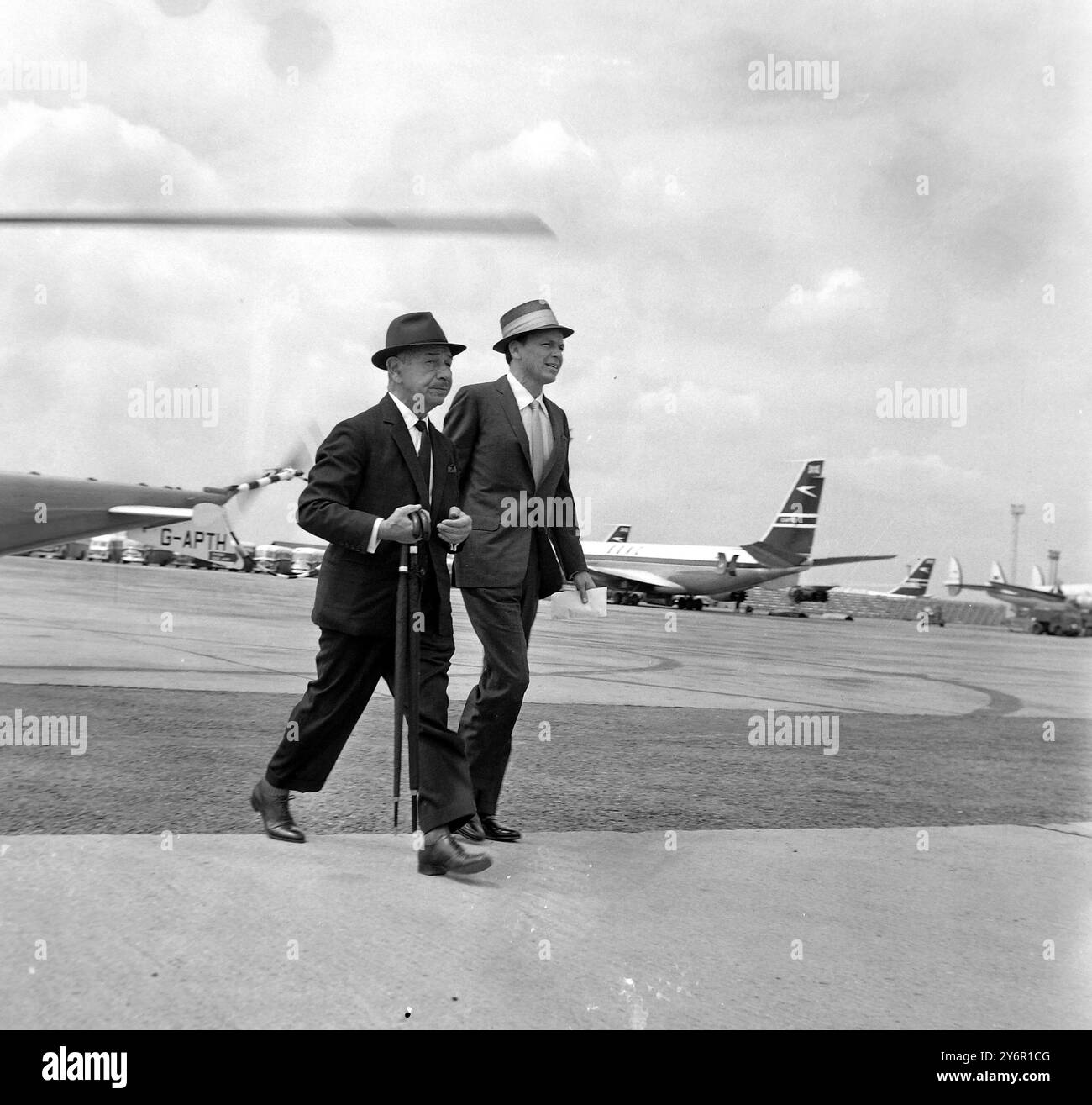 Frank sinatra in hi-res stock photography and images - Alamy
