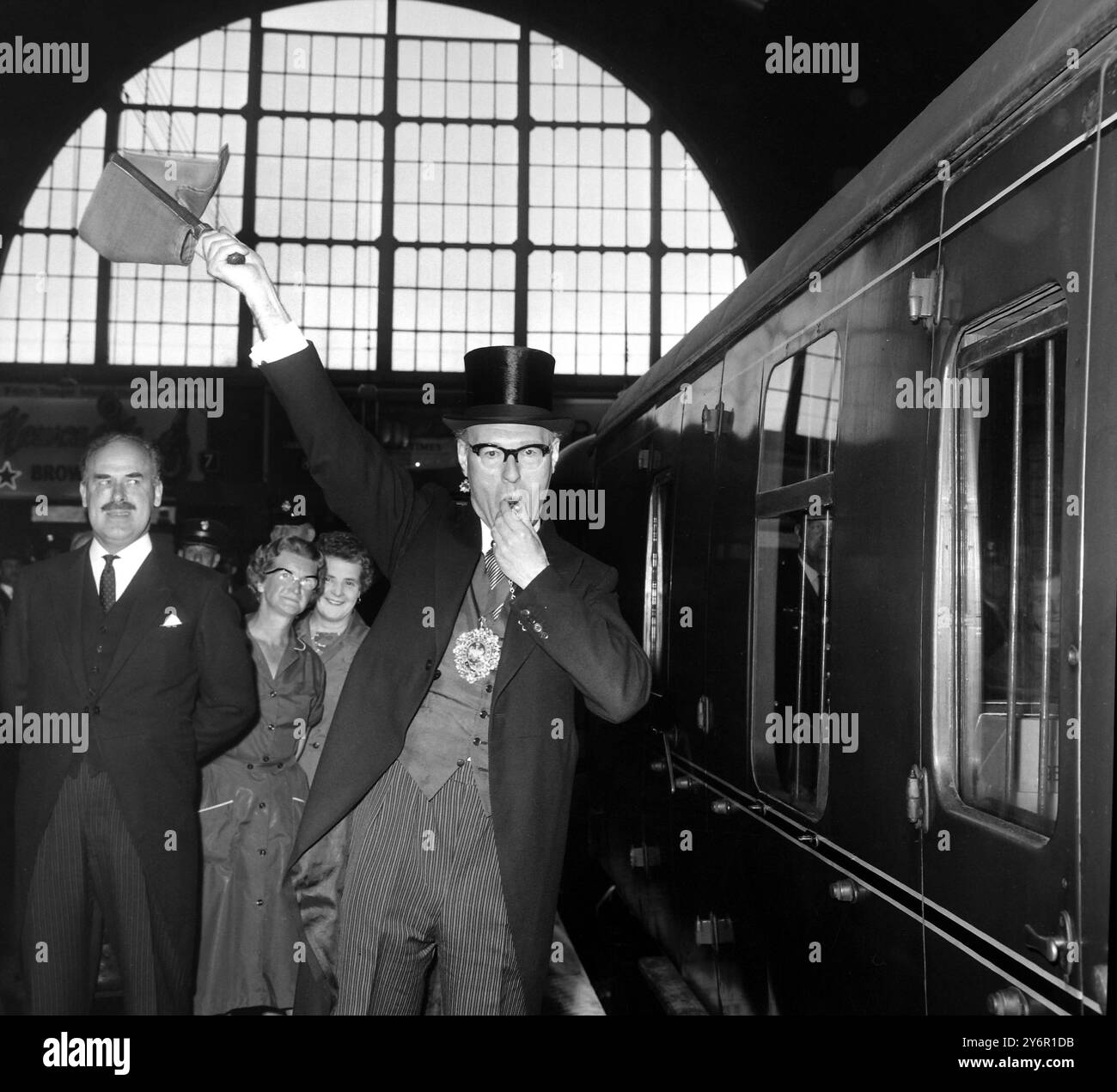 18 JUNE 1962 THE LORD MAYOR OF LONDON, SIR FREDERICK HOARE, STARTS THE ...