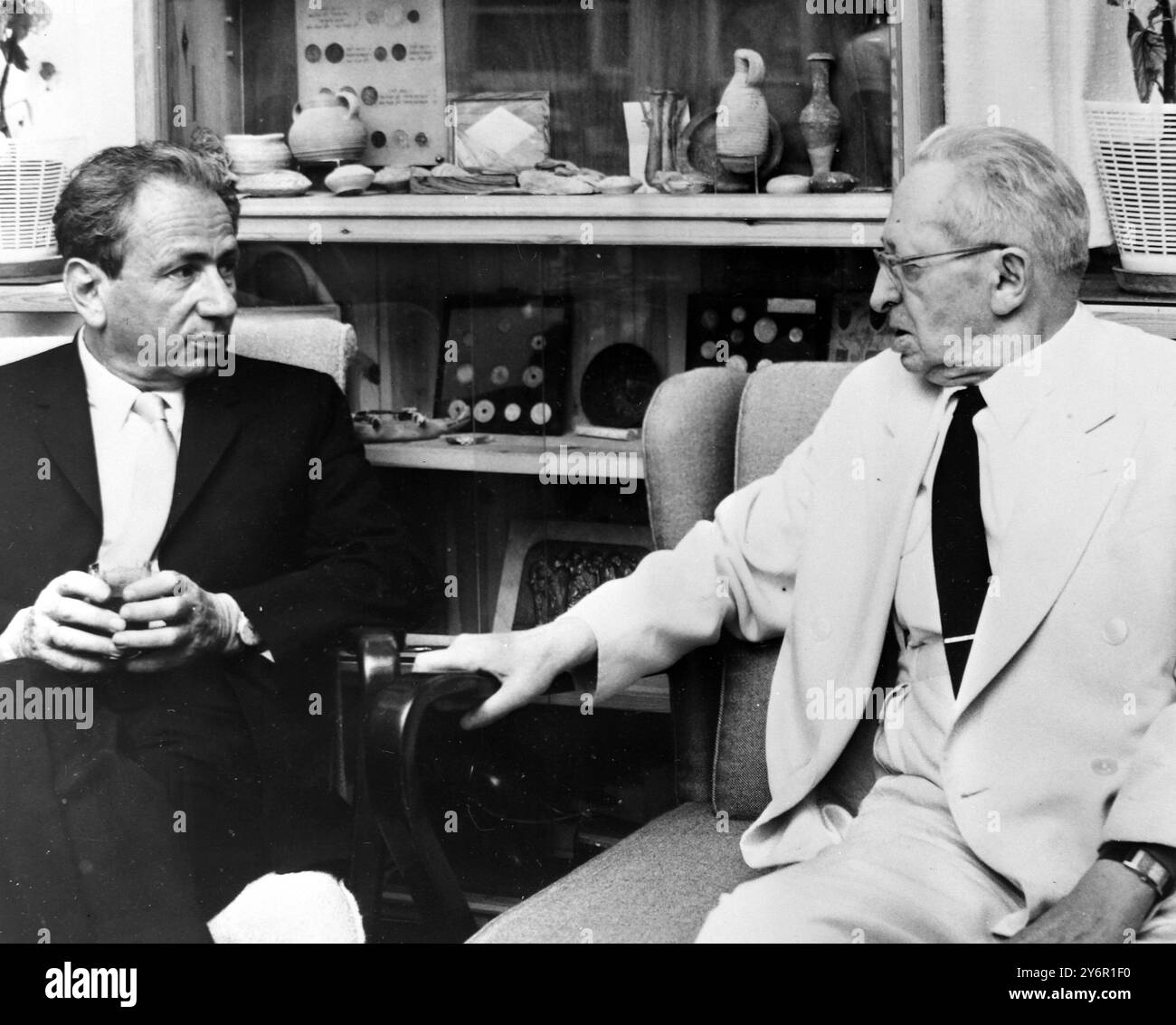 ISRAELI PRESIDENT IZHAK BEN ZVI WITH JOACHIM PRINZ IN JERUSALEM / ; 16 ...