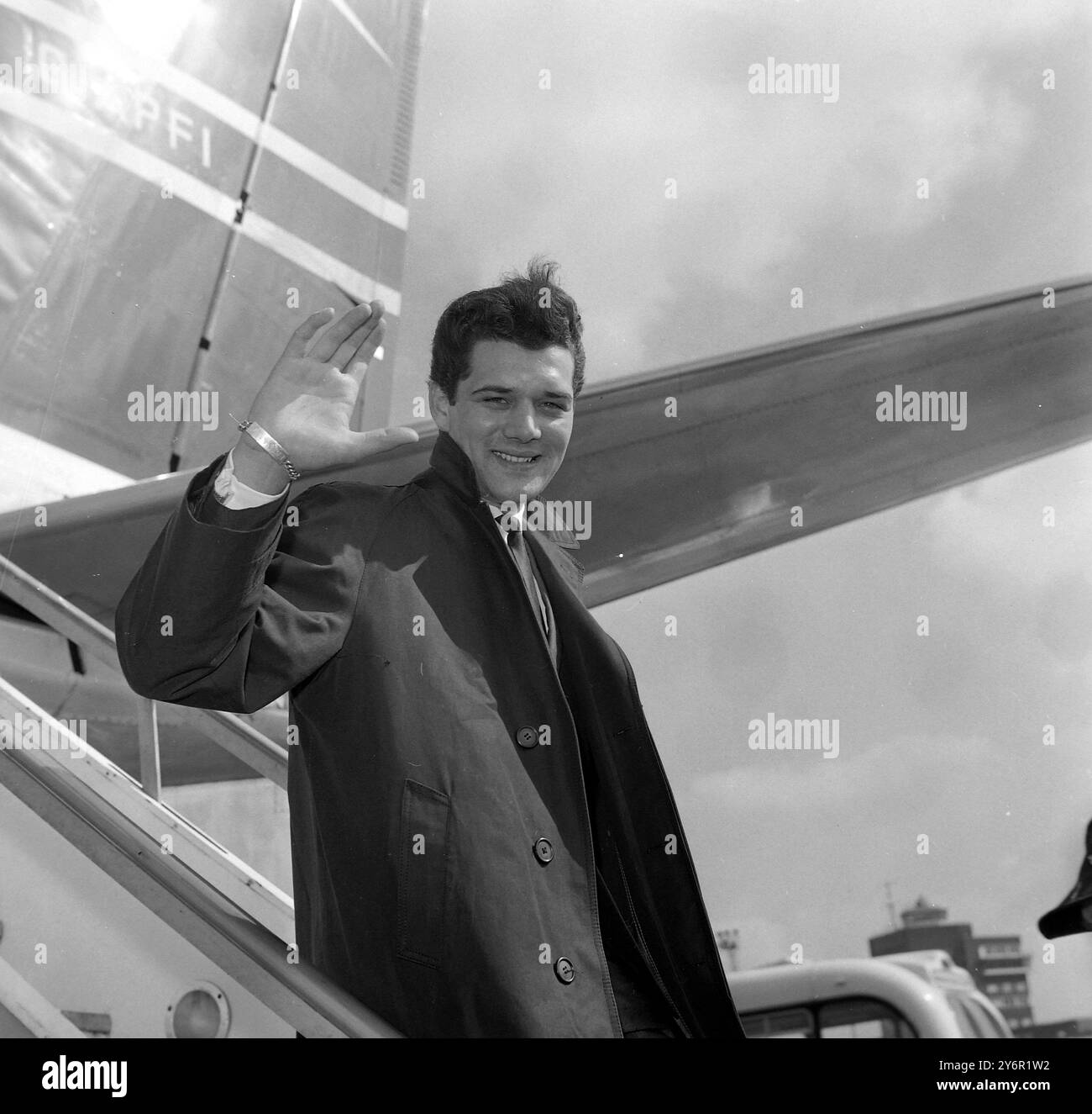 EDEN KANE AT LONDON AIRPORT / ; 15 JUNE 1962 Stock Photo - Alamy