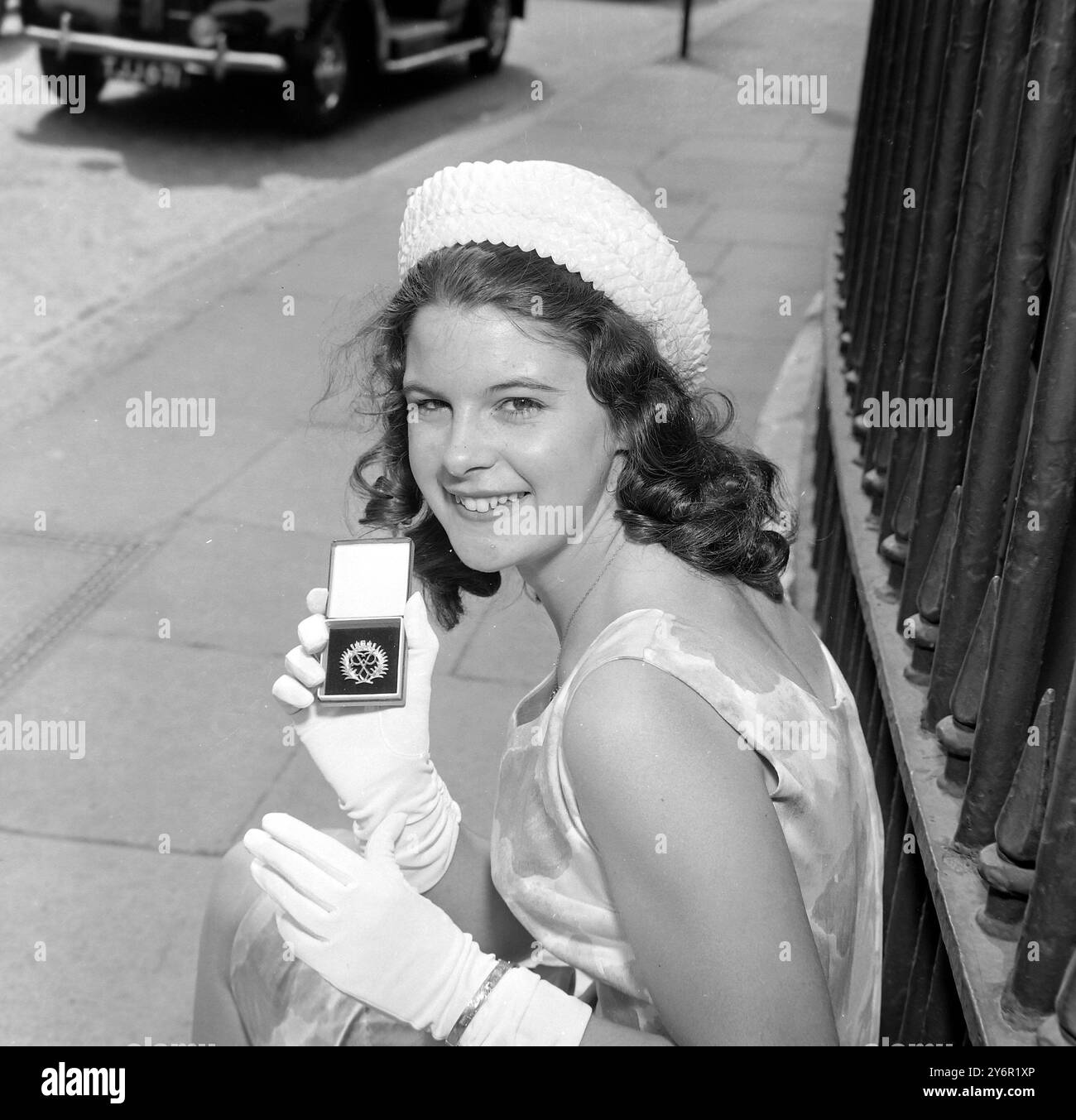 JENNIFER HUNT WITH A DUKE OF EDINBURGHS AWARD / ; 15 JUNE 1962 Stock ...