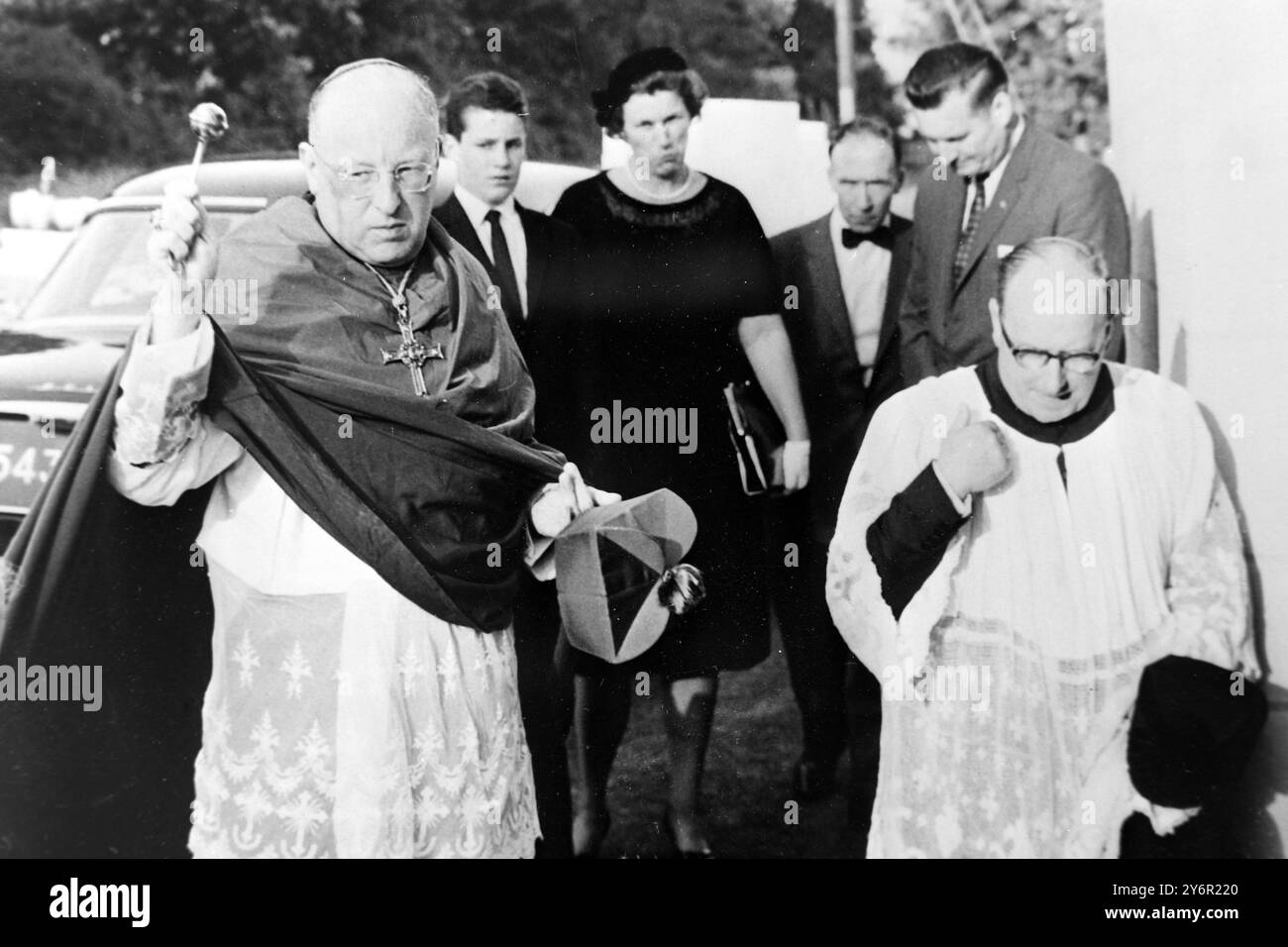 THE BISHOP OF SOUTHWARK CYRIL COWDEROY / ; 14 JUNE 1962 Stock Photo - Alamy