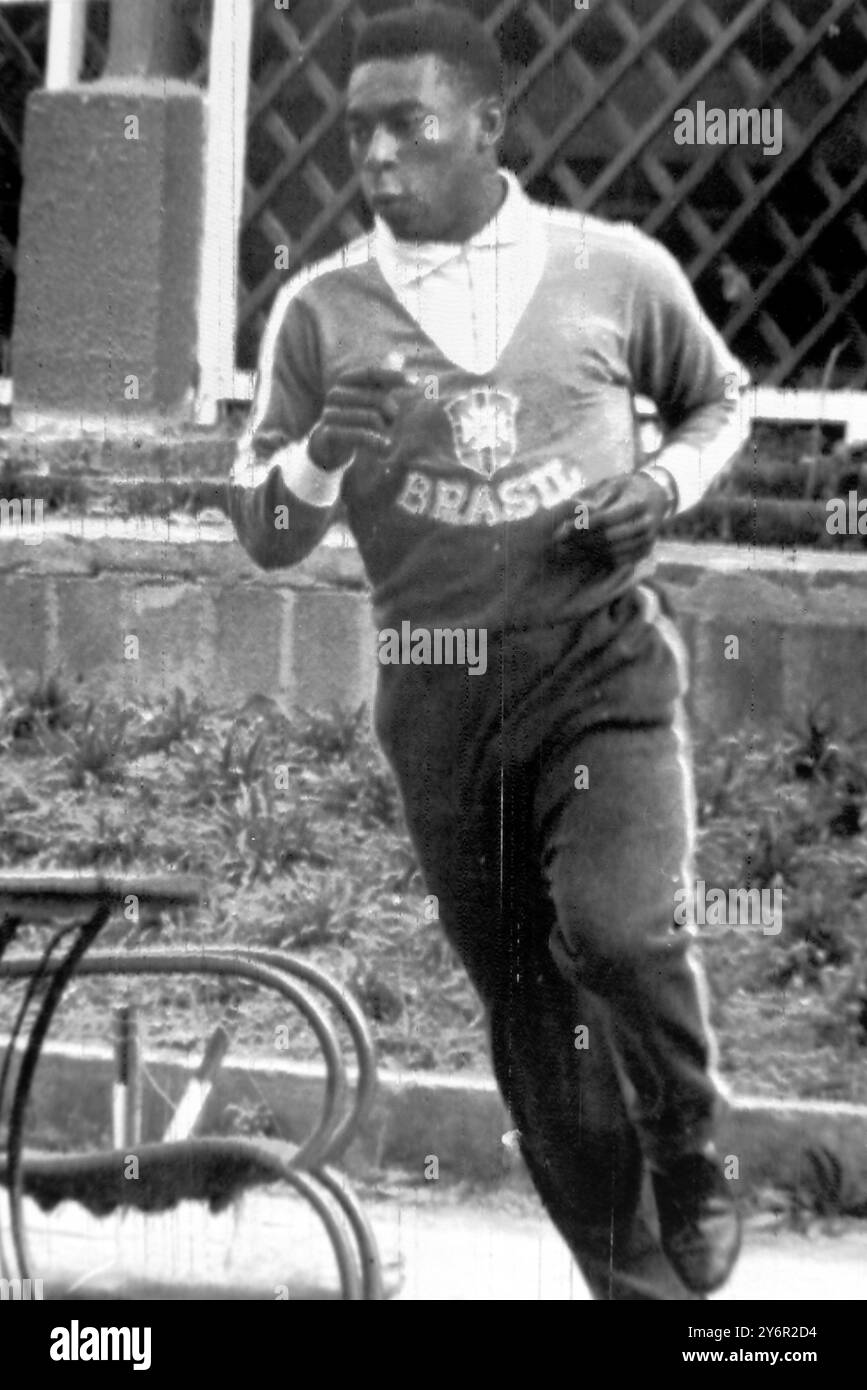 Footballer pele hi-res stock photography and images - Alamy