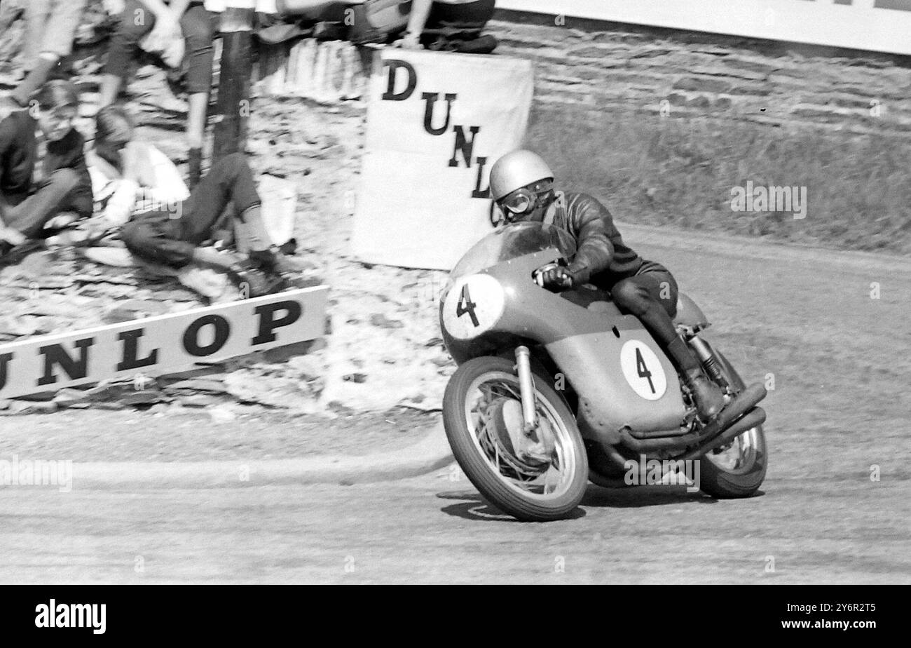 MOTOR CYCLIST GARY HOCKING AT ISLE OF MAN TT RACE / ; 9 JUNE 1962 Stock ...