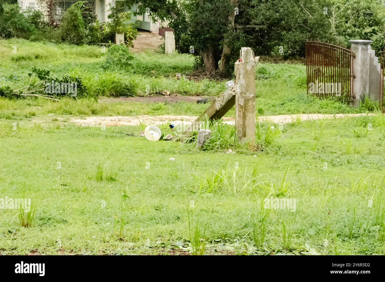 Broken concrete posts hi-res stock photography and images - Alamy
