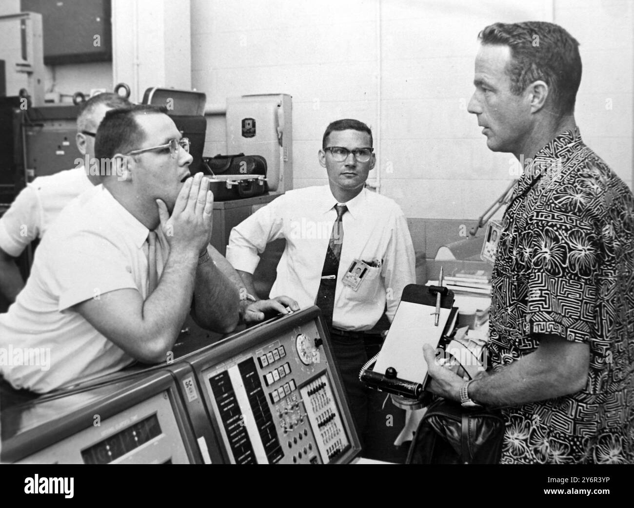 AMERICAN ASTRONAUT MALCOLM SCOTT CARPENTER BRIEFED BY TECHNICIANS / ; 1 ...