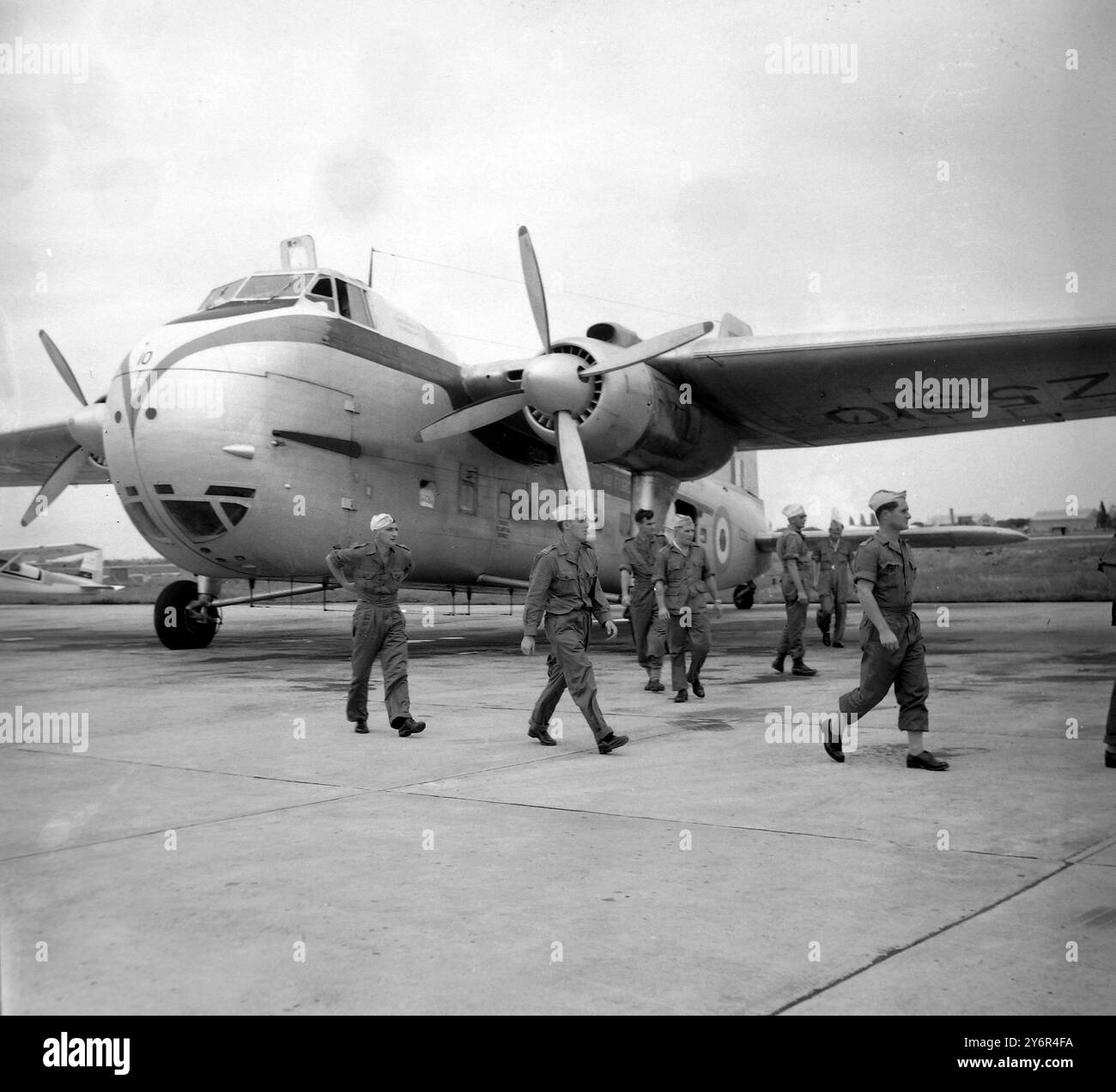 NEW ZEALAND AIR FORCE - DAWEE CHULASAPA WITH GENERAL STEPHEN WEIR IN ...