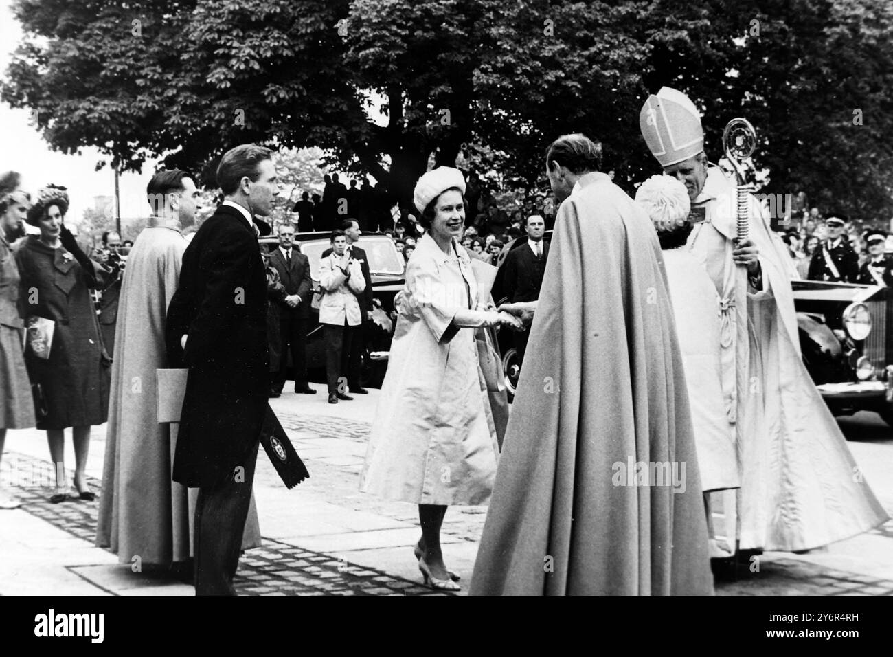 Queen coventry cathedral 1962 hi-res stock photography and images - Alamy