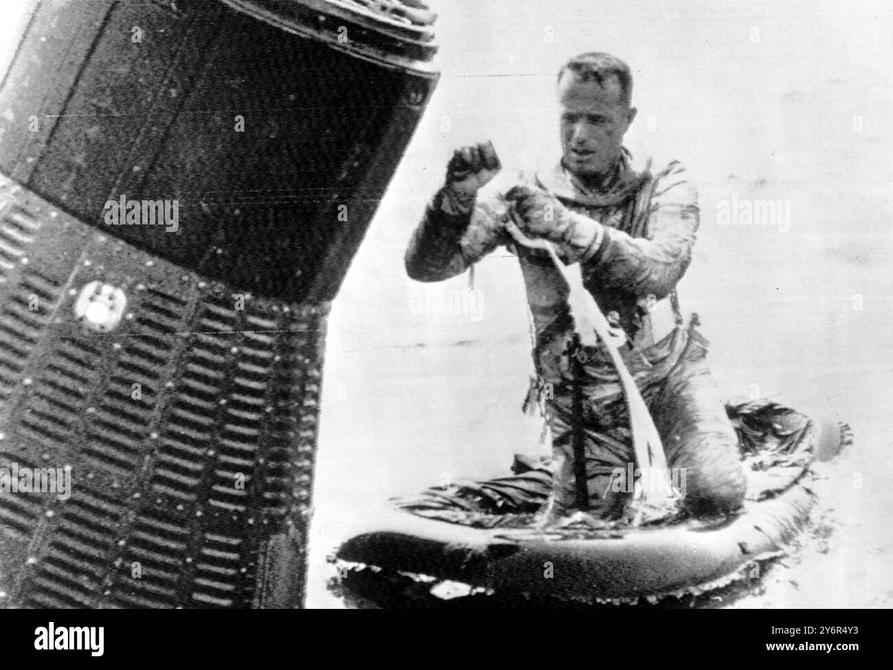 SPACE TRAVEL AMERICAN ASTRONAUT MALCOLM SCOTT CARPENTER SITS ALONGSIDE ...