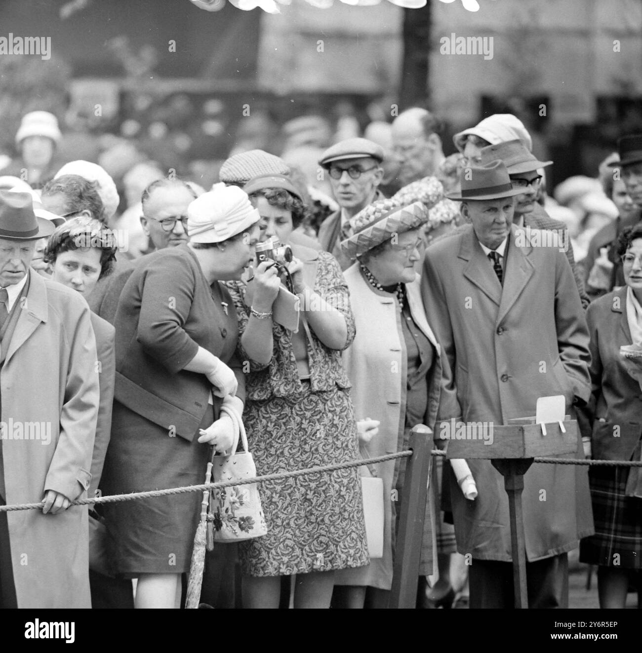 Chelsea flower show black and white Black and White Stock Photos ...