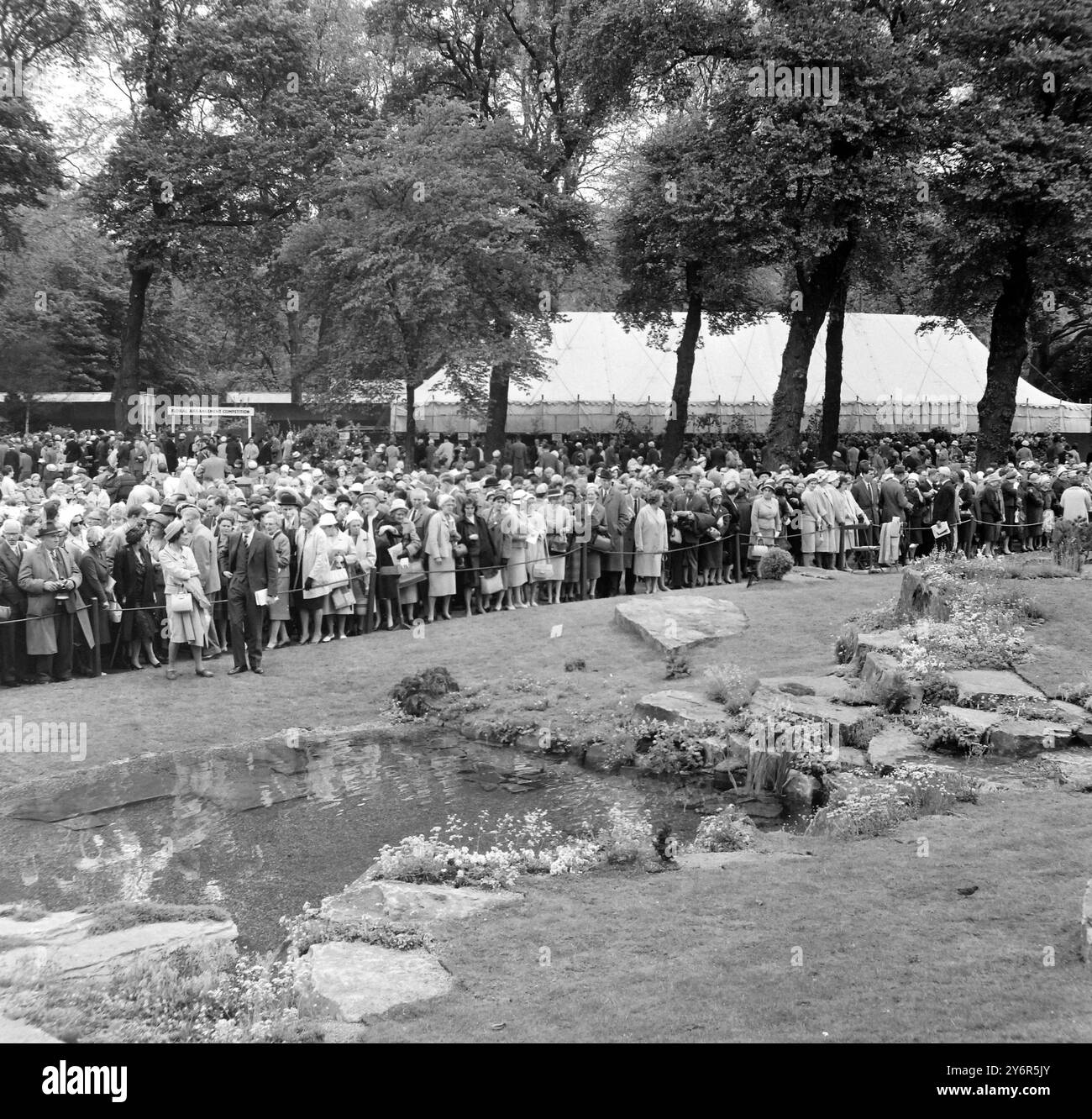 Chelsea flower show black and white Black and White Stock Photos ...
