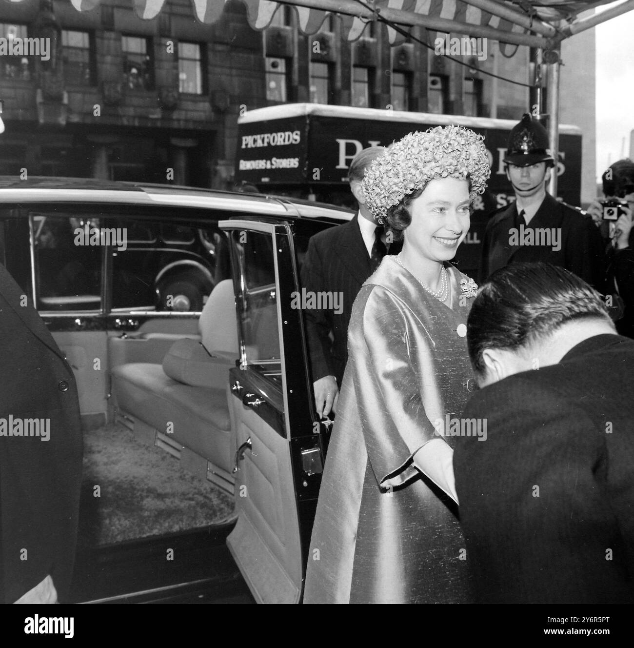 QUEEN ELIZABETH II LEAVING FISHMONGERS HALL LONDON ; 21 MAY 1962 Stock ...