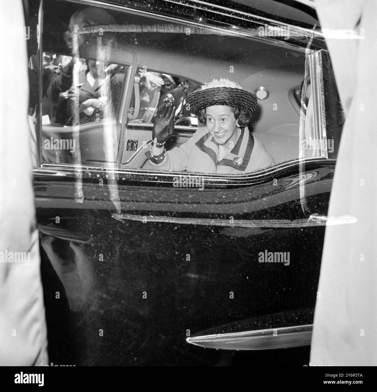 QUEEN FABIOLA IN CAR SMILING IN BRUSSELS ; 21 MAY 1962 Stock Photo - Alamy