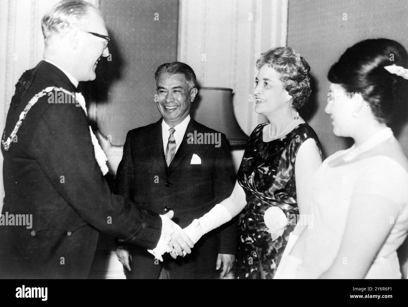 LORD MAYOR OF LONDON FREDERICK HOARE WITH AMEXICAN AMBASSADOR ...