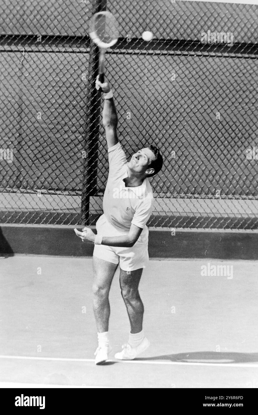 TENNIS INTERNATIONAL TOURNAMENT PUERTO RICO MICHAEL SANGSTER SERVING ...