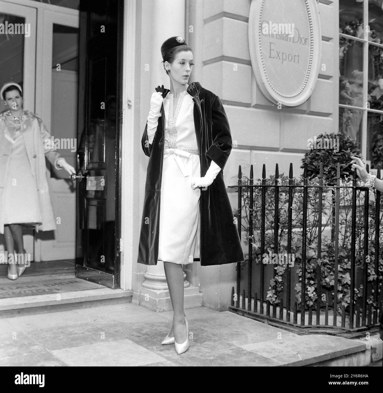 HONEY ALDINE MODELS DIOR COLLECTION / ; 16 MAY 1962 Stock Photo - Alamy