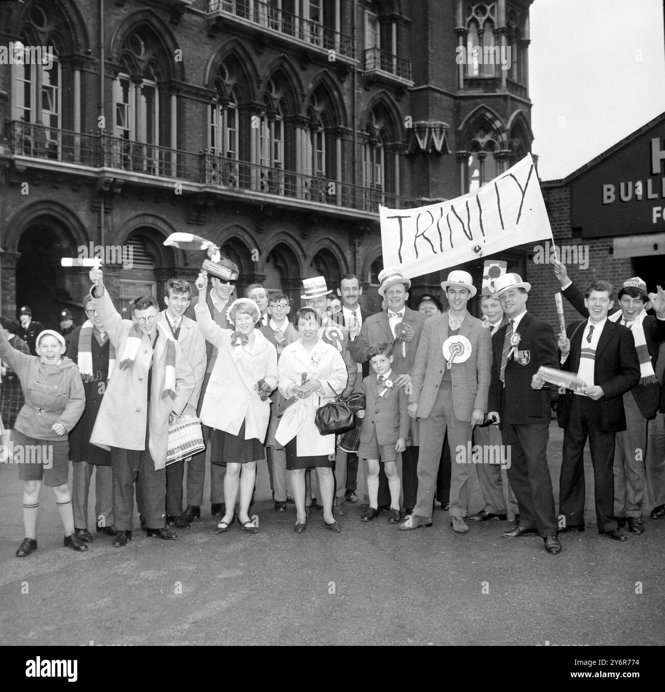 TRINITY CLUB RUGBY FANS IN LONDON ; 12 MAY 1962 Stock Photo - Alamy