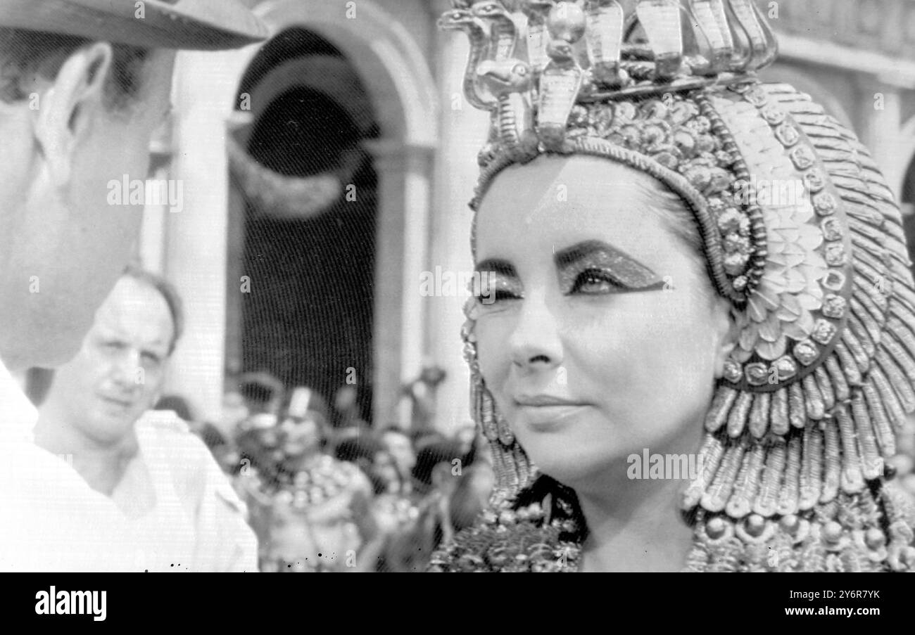 Elizabeth taylor cleopatra b&w hi-res stock photography and images - Alamy