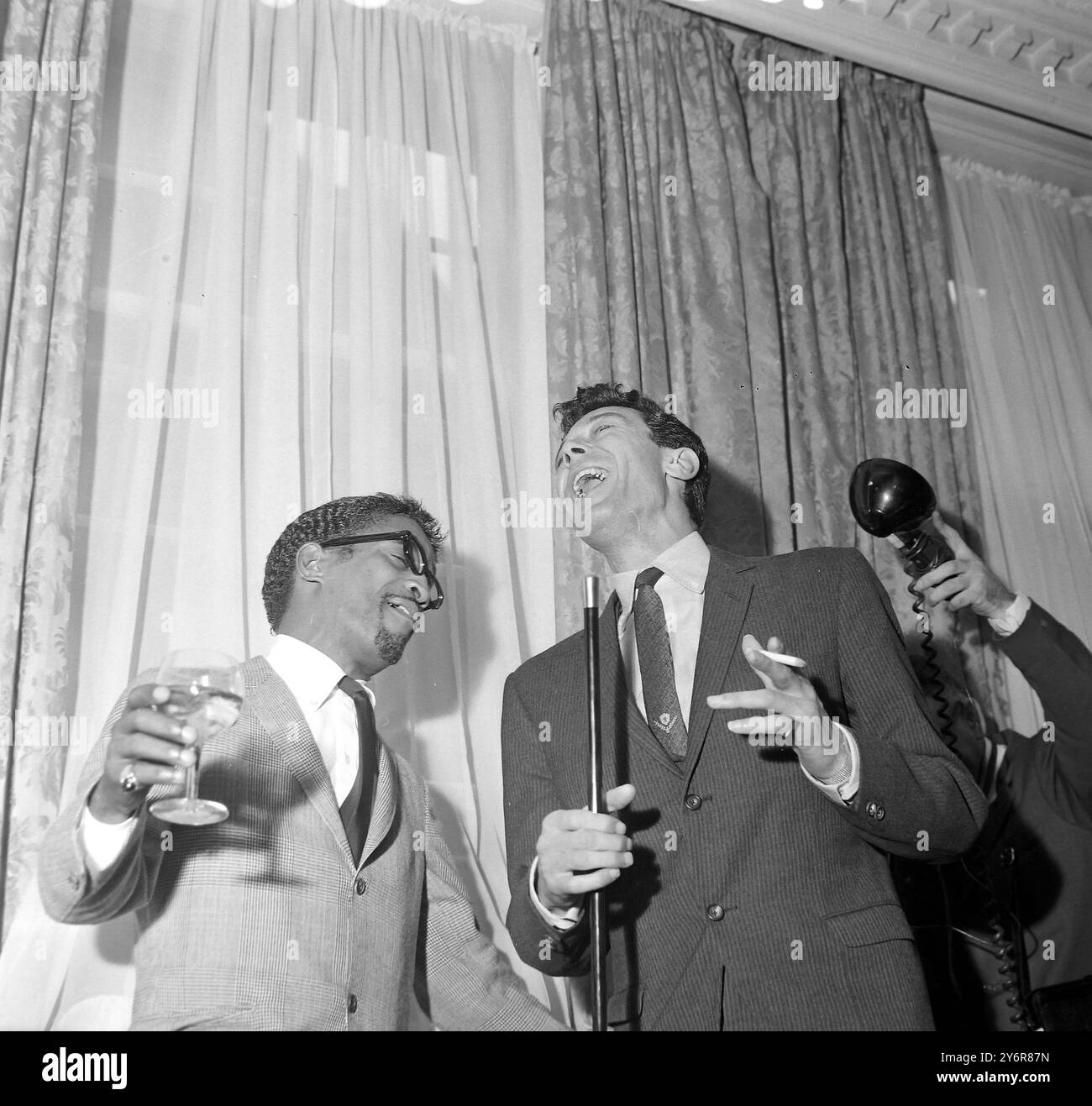 SAMMY DAVIS JR WITH LIONEL BLAIR IN LONDON / ; 7 MAY 1962 Stock Photo ...