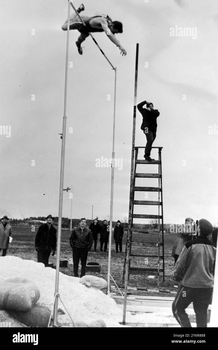 POLE VAULT NIKULA PENTTI SETS NEW RECORD 15 FOOT 6 INCHES ; 8 MAY 1962 ...