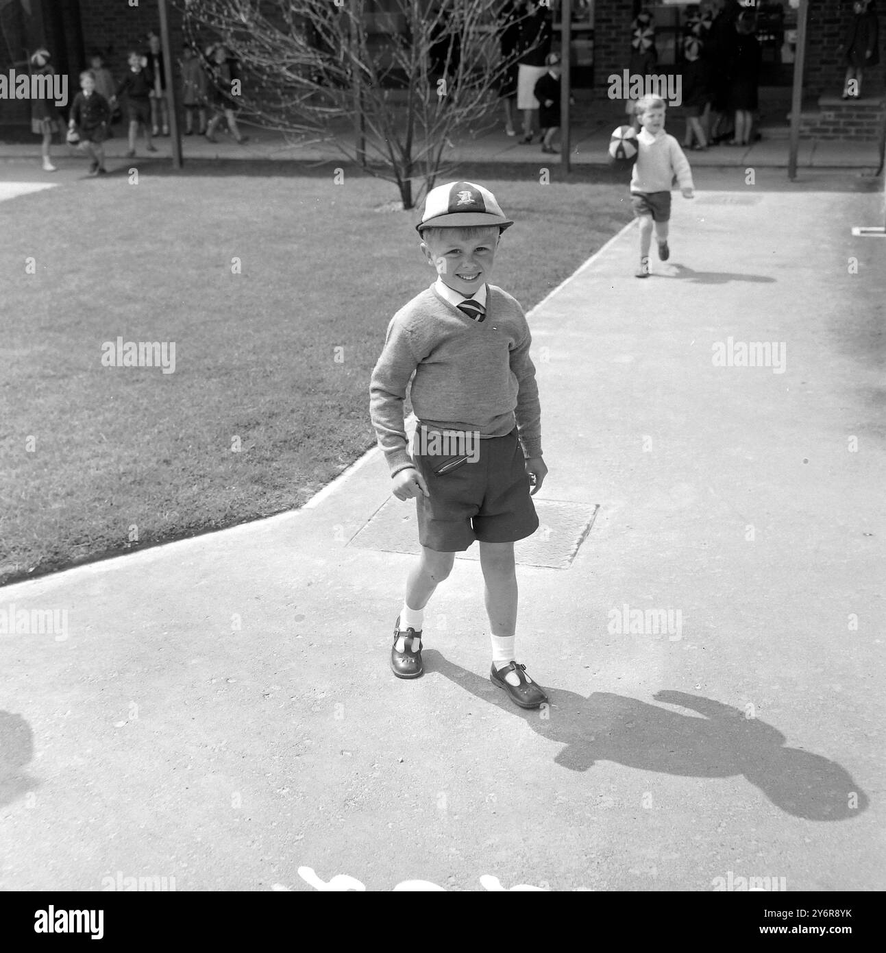 ROGER SAYERS LEAVING SCHOOL FIRST DAY / ; 3 MAY 1962 Stock Photo - Alamy
