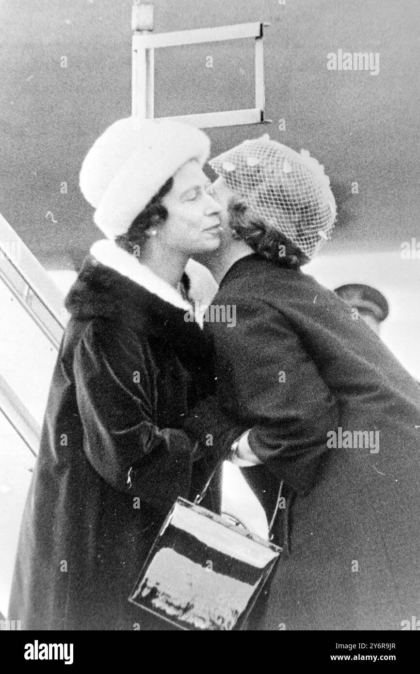 QUEEN ELIZABETH II KISSING PRINCESS BEATRIX IN AMSTERDAM ; 1 MAY 1962 ...