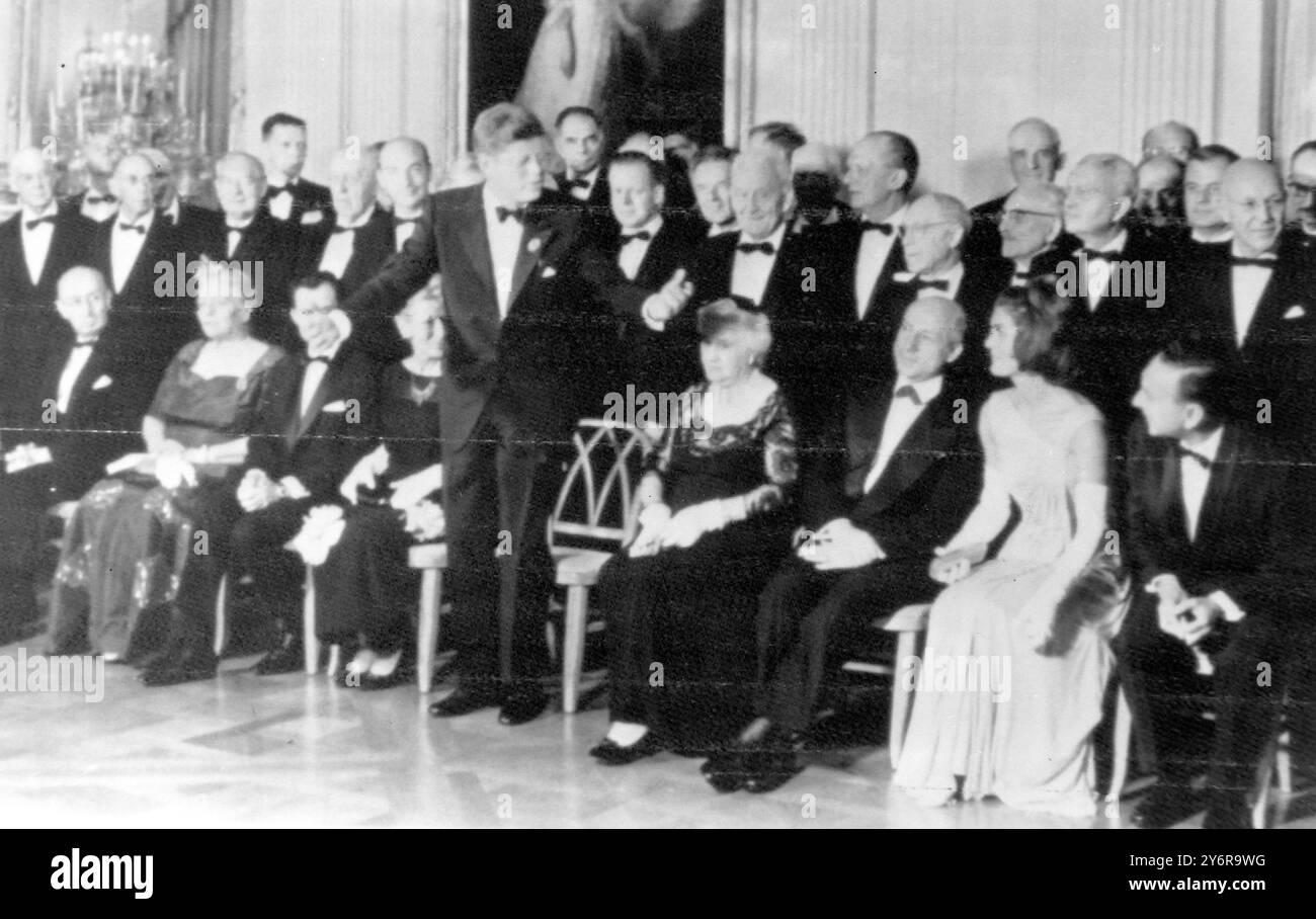 US AMERICAN PRESIDENT JOHN F KENNEDY WITH NOBEL PRIZE WINNERS AWARDS IN ...