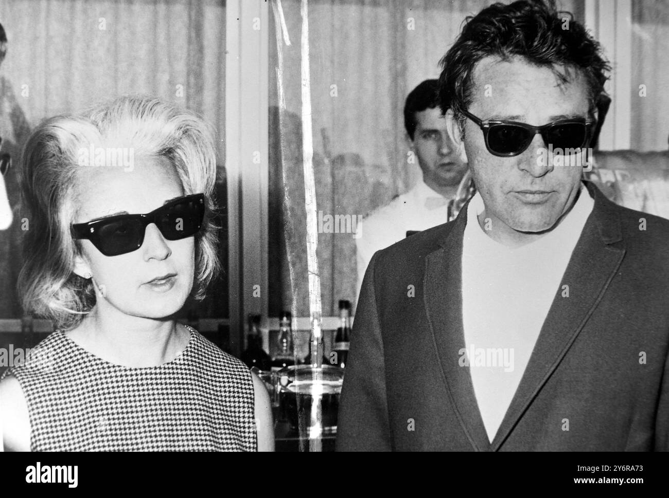 RICHARD BURTON AT ROME AIRPORT WITH WIFE SYBIL / ; 27 APRIL 1962 Stock ...