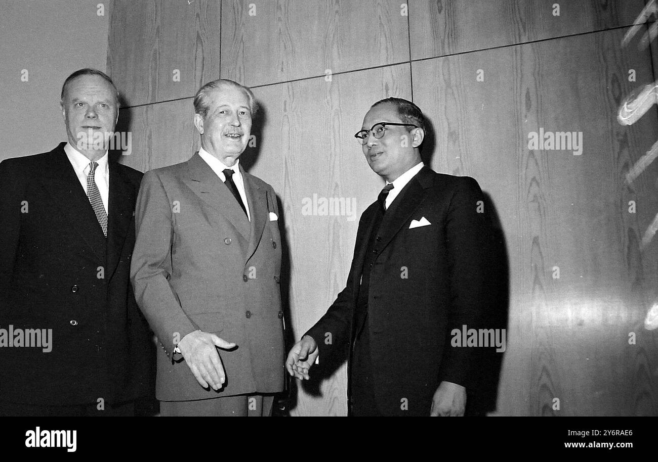 BRITISH PREMIER HAROLD MACMILLAN WITH U THANT AT UN HQ IN US / ; 27 ...