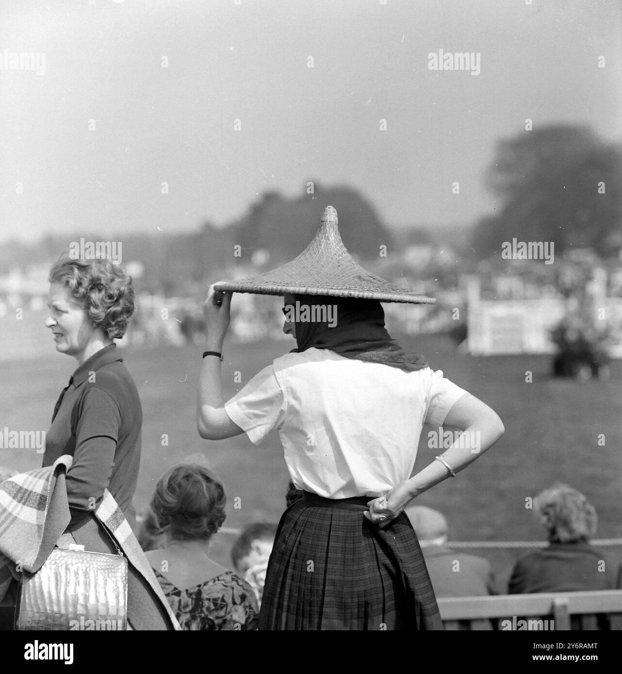 HORSE SHOWS MCALEER MISS IN CHINESE COOLIE HAT ASCOT ; 26 APRIL 1962 ...