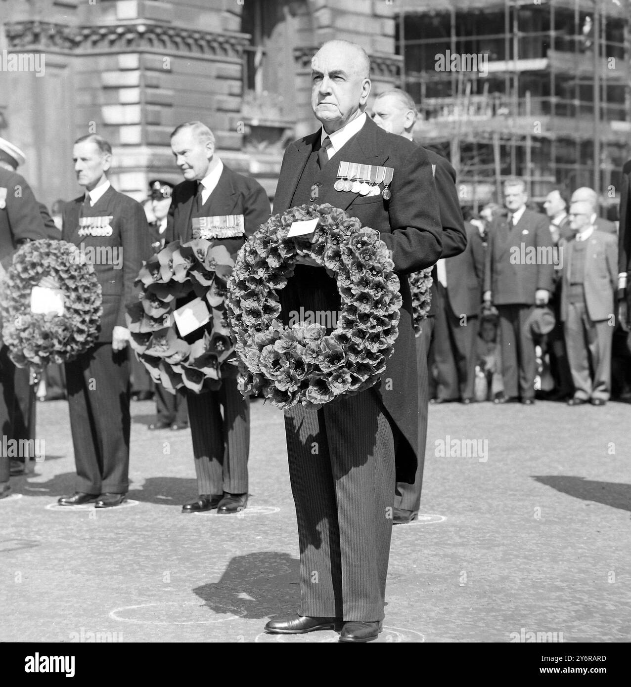 ERIC HARRISON AT ANZAC DAY CENOTAPH IN LONDON / ; 25 APRIL 1962 Stock ...