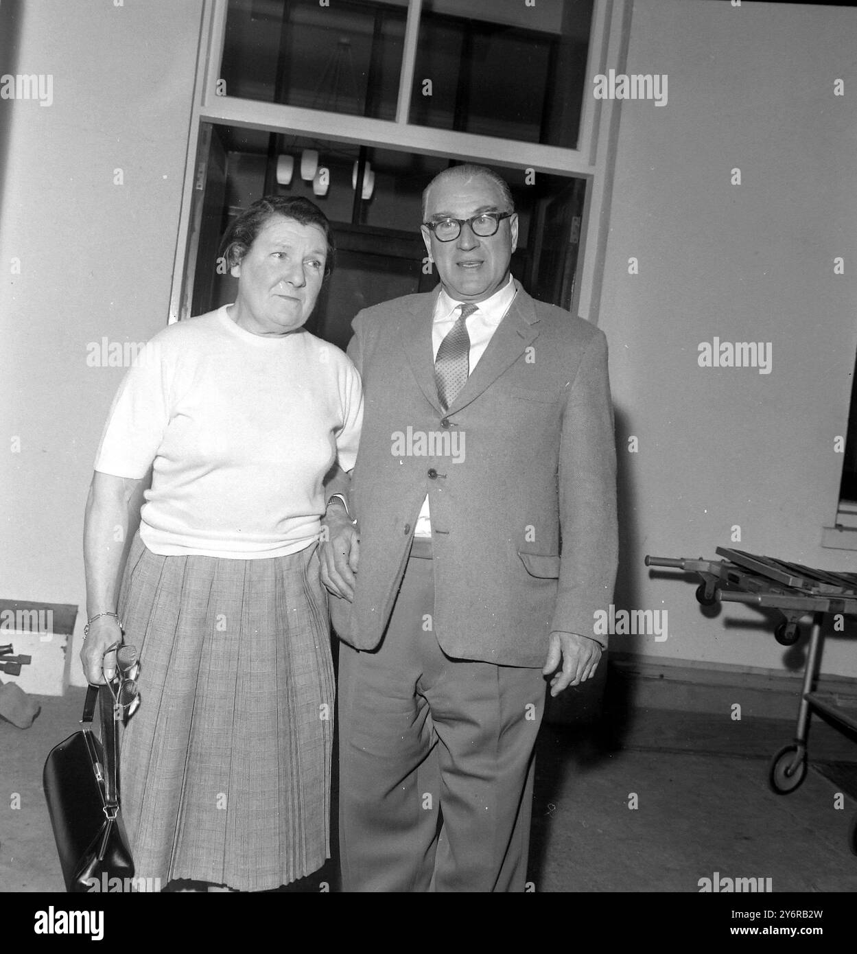 RACING DRIVER STIRLING MOSS PARENTS LEAVE HOSPITAL - ALFRED MOSS AND ...