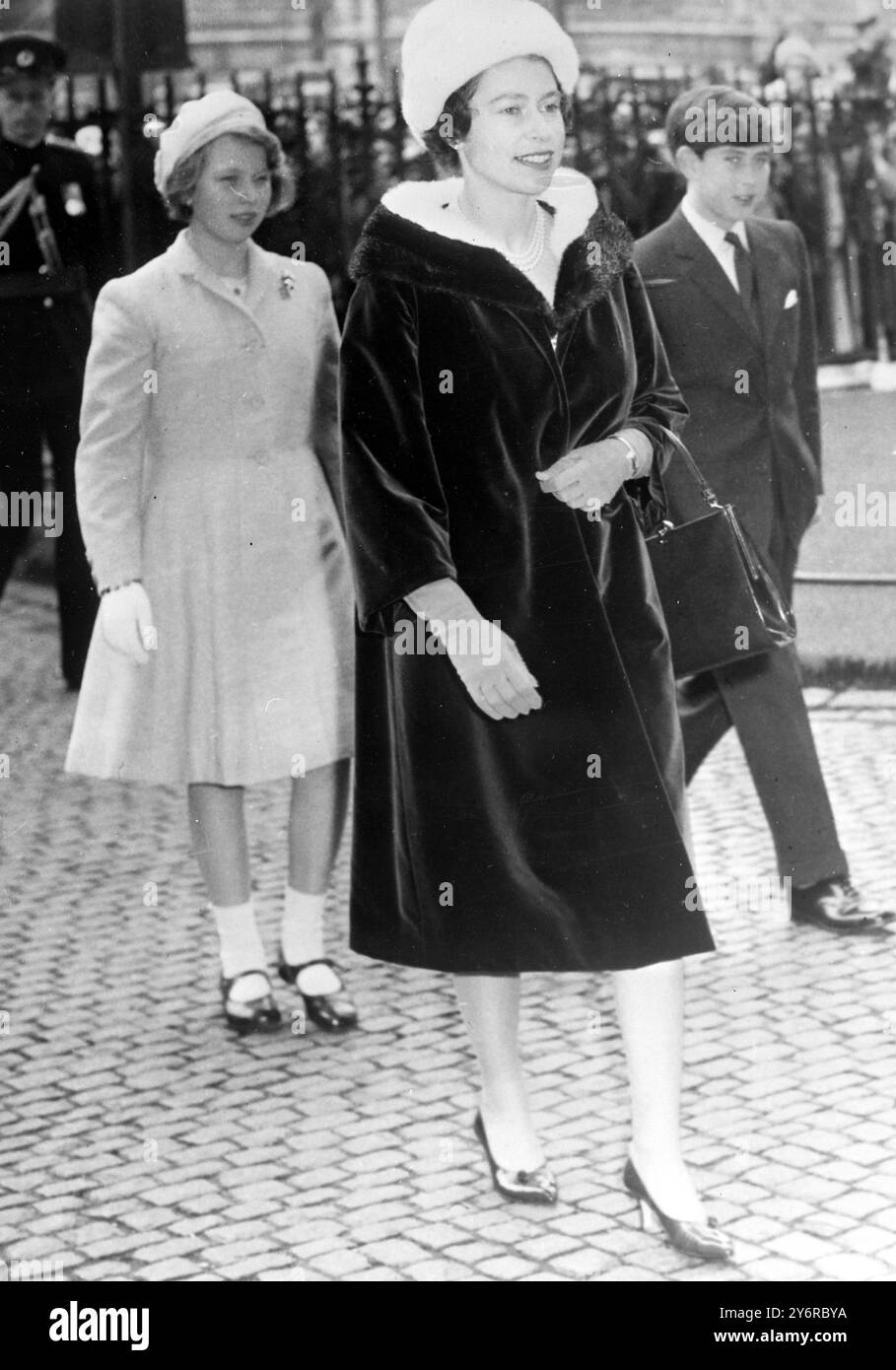 Queen elizabeth prince charles 1962 hi-res stock photography and images ...