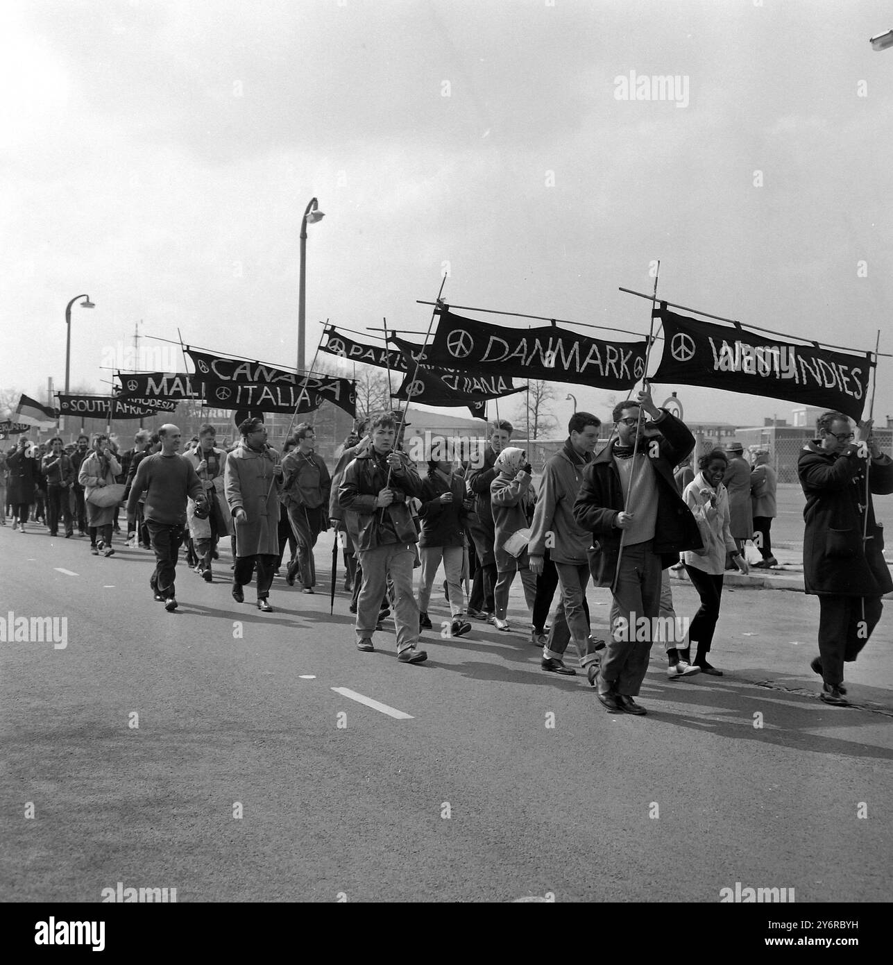 BAN THE BOMB - DEMONSTRATION ALDERMASTON MARCH FOOT ; 20 APRIL 1962 ...
