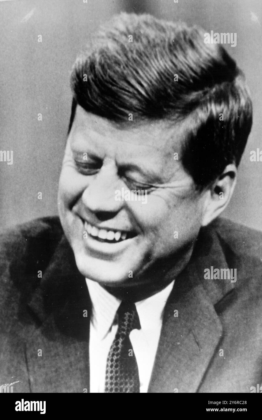 US AMERICAN PRESIDENT JOHN F KENNEDY AT PRESS CONFERENCE LAUGHING ...
