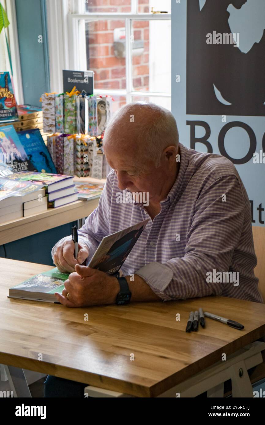 Book shop signs hi-res stock photography and images - Alamy