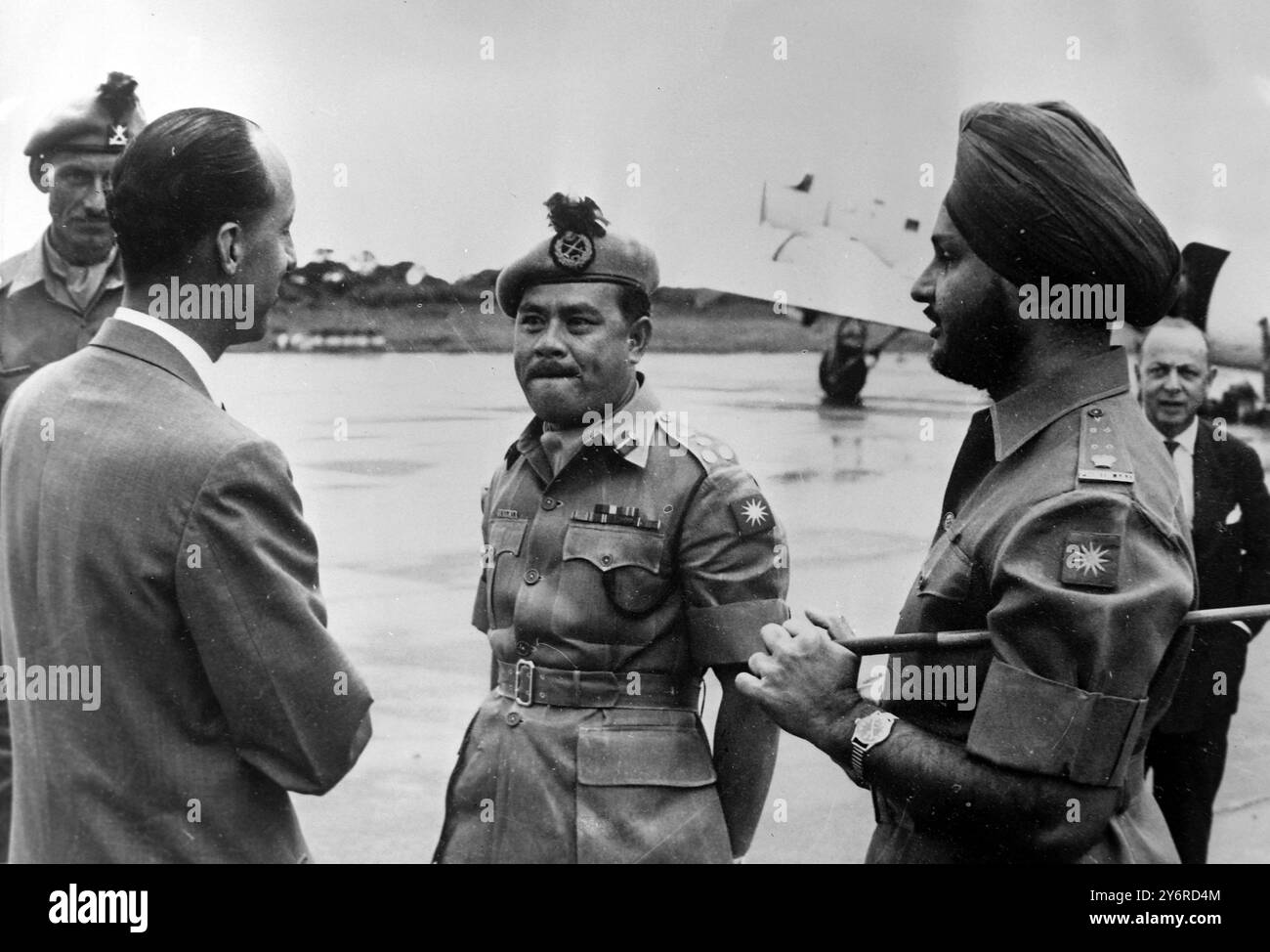 BENNETT R - UN CHIEF IN KATANGA WITH BRIGADIER NOOR / ; 16 APRIL 1962 ...