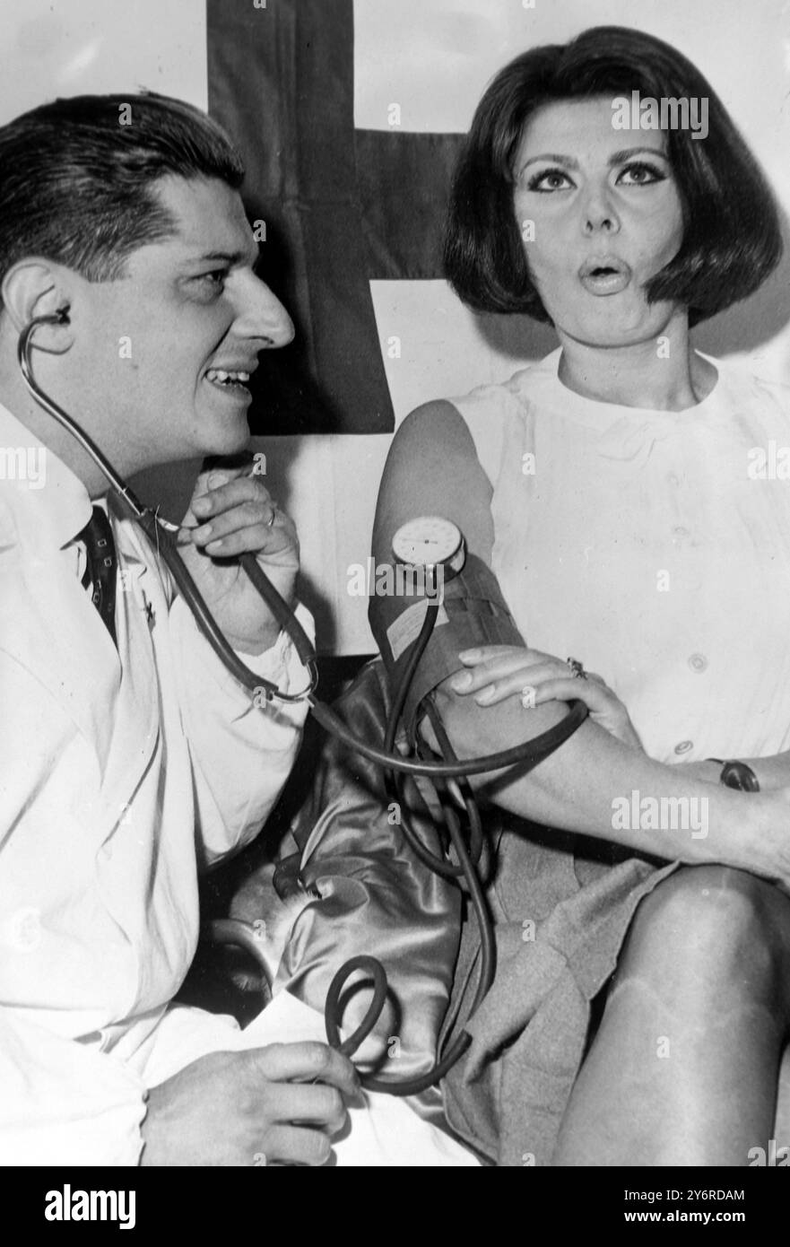 ACTRESS SOPHIA LOREN DONATING BLOOD IN ROME / ; 15 APRIL 1962 Stock ...