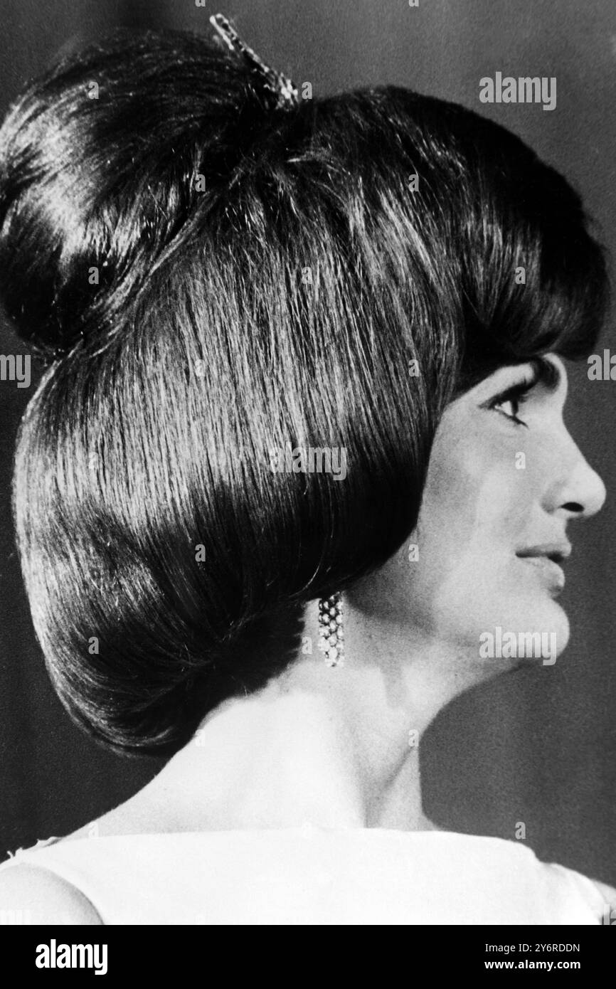 14 APRIL 1962 AMERICAN FIRST LADY, JACQUELINE KENNEDY, WEARS A STRIKING ...