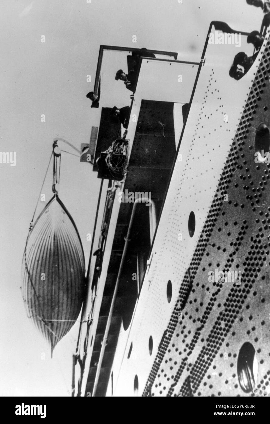 SHIPS TITANIC BRIDGE LIFEBOATS ; 11 APRIL 1962 Stock Photo - Alamy