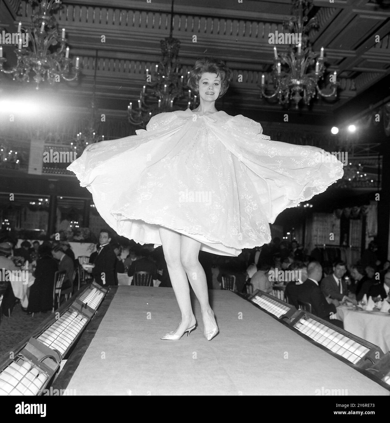FREY JUNE MODEL SHORTY NEGLIGEE / ; 10 APRIL 1962 Stock Photo - Alamy