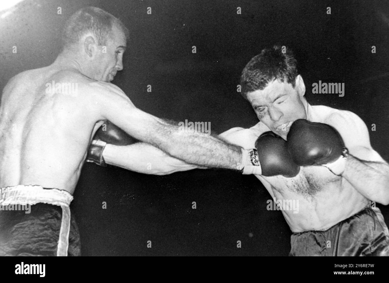 BOXERS BRIAN CURVIS V GUY SUMLIN IN ACTION / ; 11 APRIL 1962 Stock Photo - Alamy