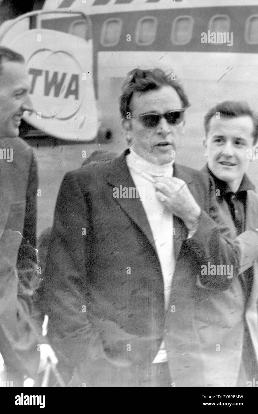 ACTOR RICHARD BURTON AT AIRCRAFT IN PARIS / ; 7 APRIL 1962 Stock Photo ...