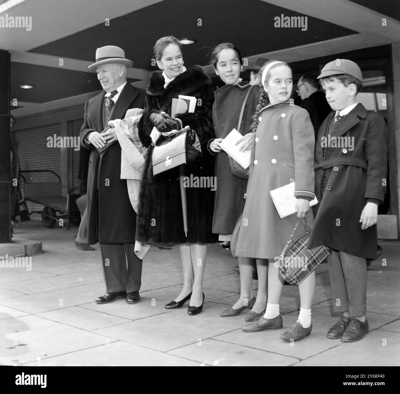 OONA CHAPLIN WITH HUSBAND CHARLIE CHAPLIN & 2 CHILDREN IN LONDON / ; 5 APRIL 1962 Stock Photo ...